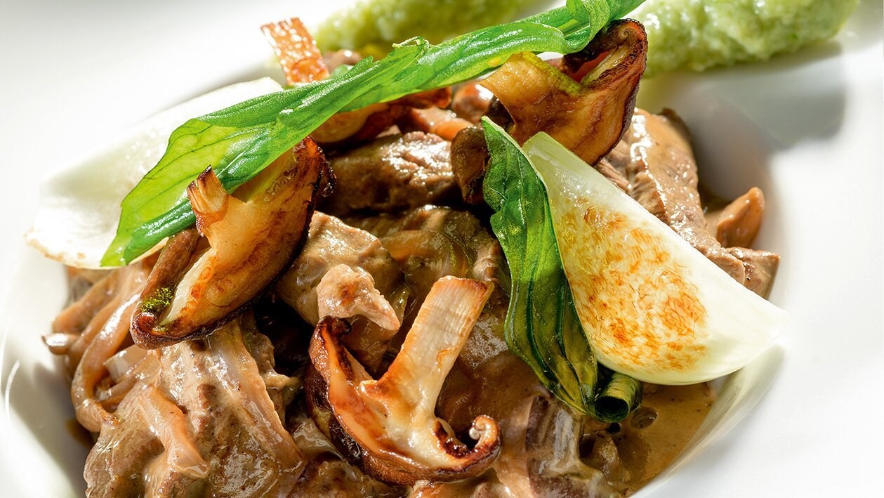 Beef Strogonow z grzybami shitake i kluskami z kolendrą - Przepis