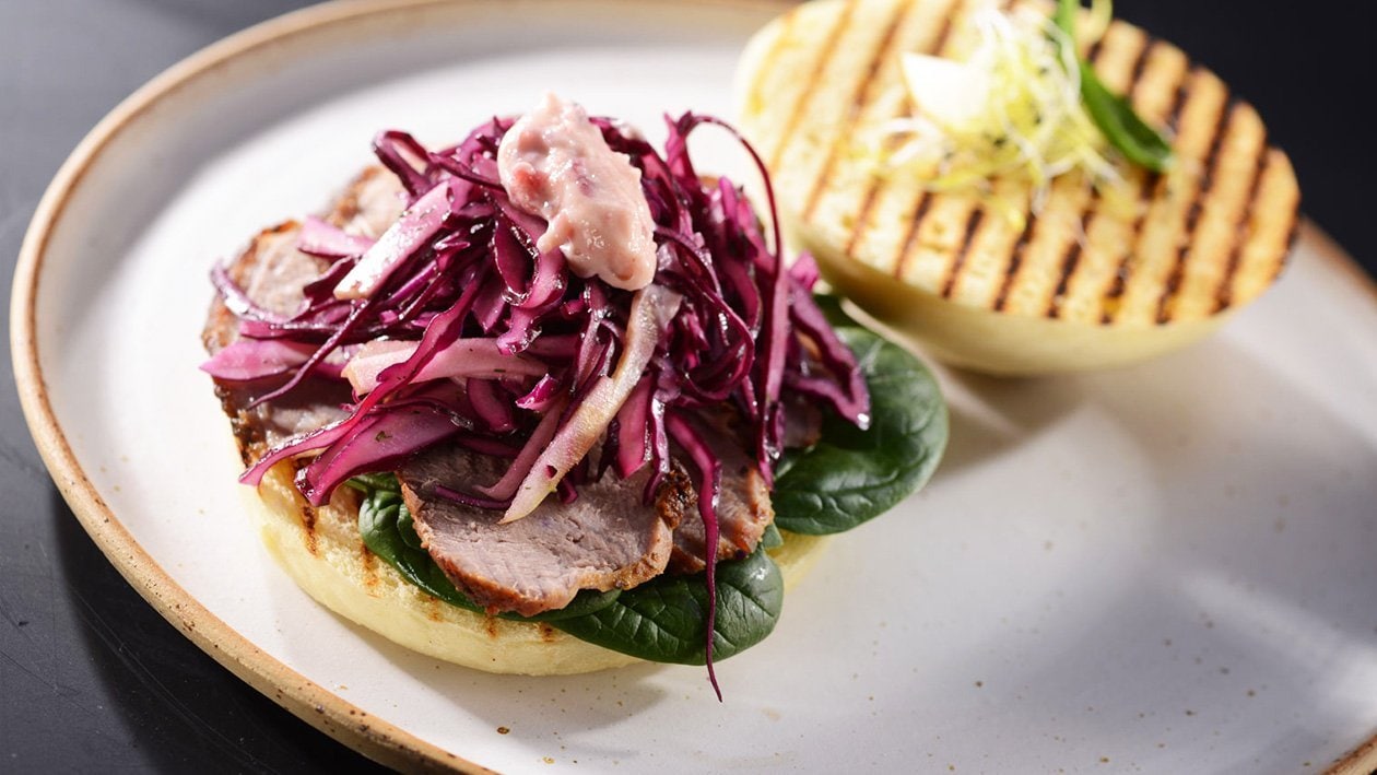 Pyza drożdżowa z kaczką, modrą kapustą i sosem żurawinowym - Przepis