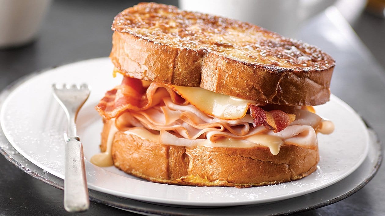 Tost francuski z szynką i serem, podany z sosem holenderskim - Przepis